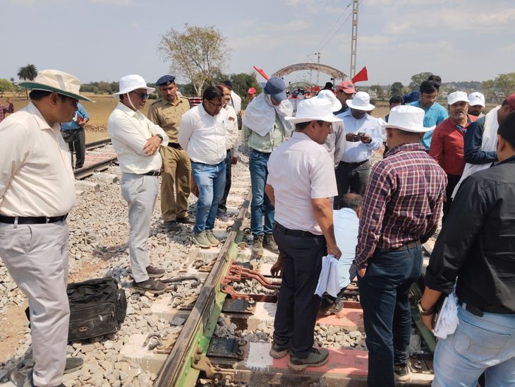 Inspection of Sabalgarh-Kailaras new railway line | सबलगढ़-कैलारस नई ...