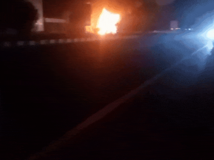 A trolley full of cars caught fire on the four-lane road | रतलाम-इंदौर ...