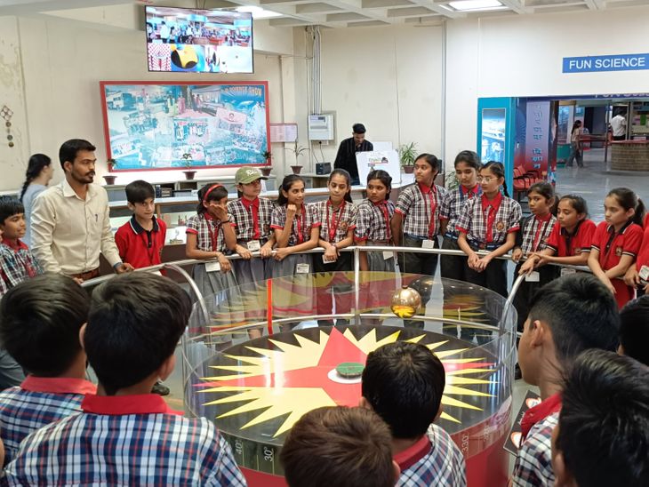 300 school children from Seoni Malwa reached Bhopal Science Center ...