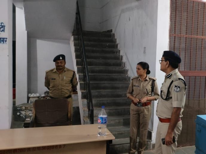 Datia SP did a surprise inspection of police stations | दतिया एसपी ने किया थानों का औचक निरीक्षण ...