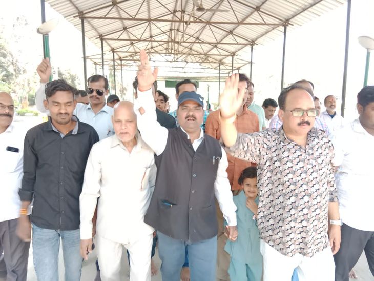 Tribute paid to the martyrs, demand for installation of statue of ...