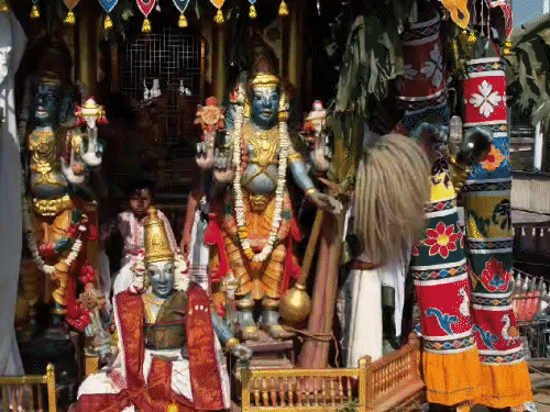 Lord Goda Rangamannar was seated in a 60 feet high chariot, there was a ...