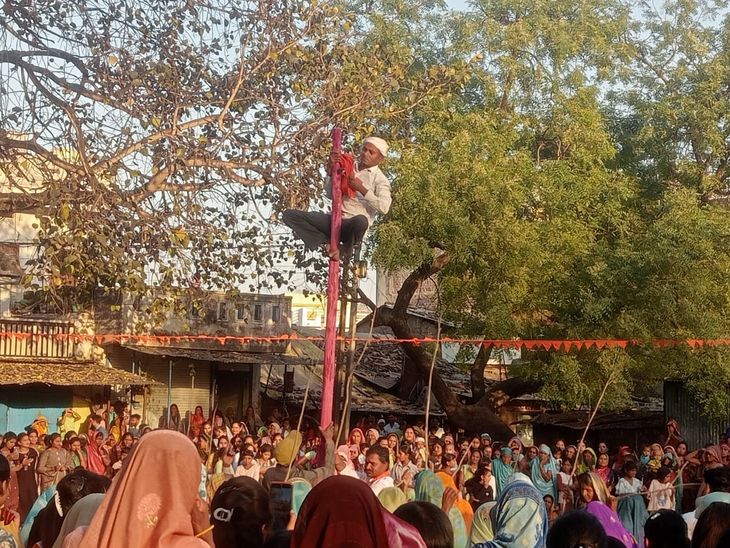 Bhilala community followed the tradition of breaking jaggery | भिलाला ...