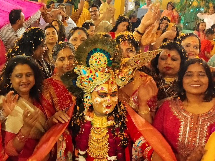 Doctors' flower-filled Holi seen in pictures | 15 तस्वीरों में देखिए ...