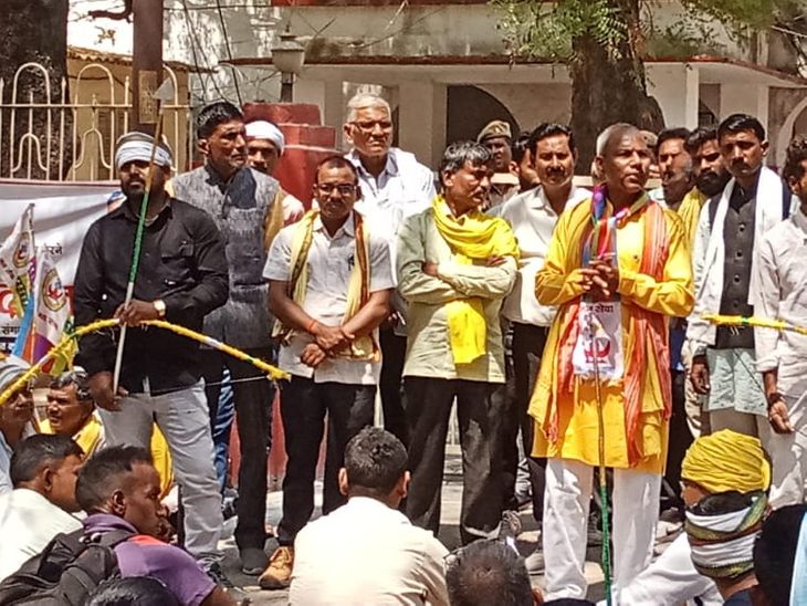 Gond tribe demonstrated with bow and arrow at the Collectorate | गोंड ...