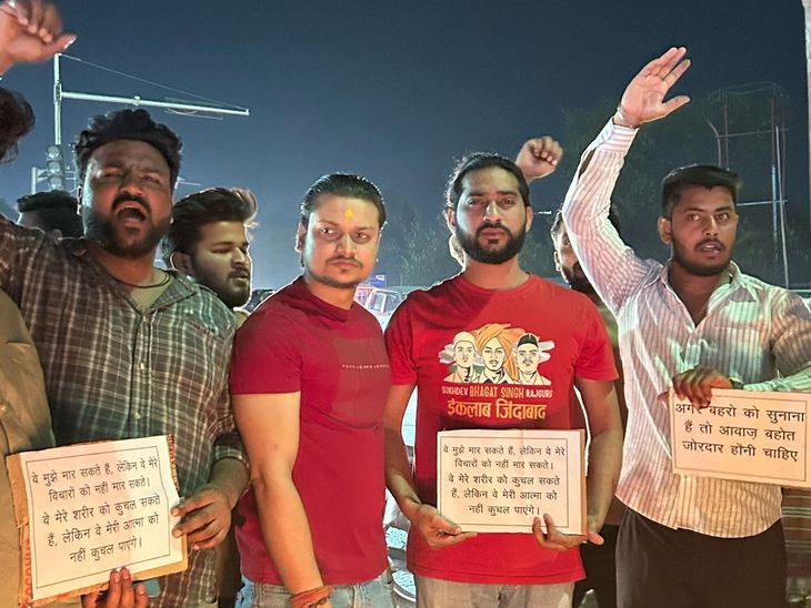 A candle march was taken out in Telibagh in memory of the martyrs ...