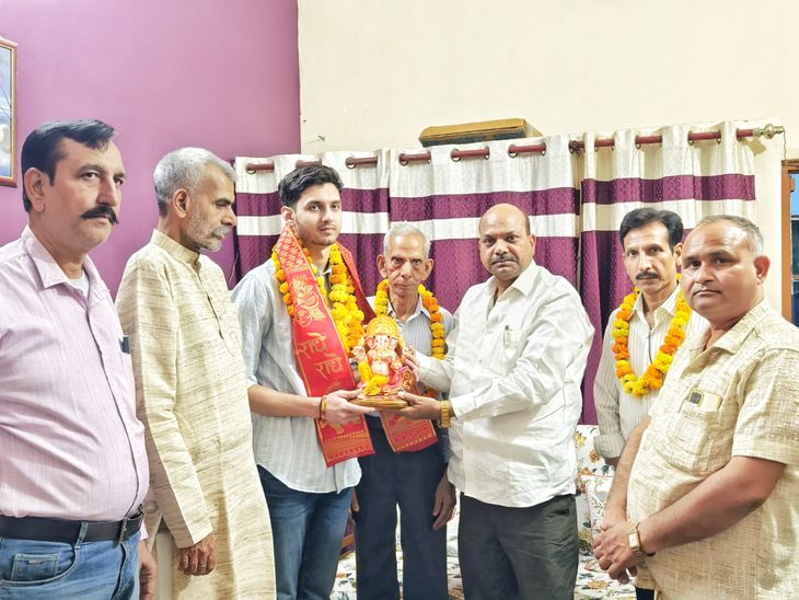 Honoring the youth who secured 8th rank in SSC | एसएससी में 8वां स्थान ...