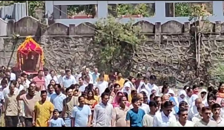 In Dhariawad of Rajasthan, Thandla's Muni Purn Sagar's Dola Yatra was ...