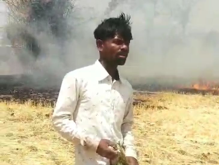 4 people deliberately set fire to a farm in Multai | मुलताई में खेत में ...