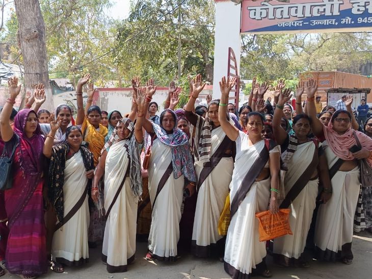 160 Asha workers reached the police station in Hasanganj | हसनगंज में ...