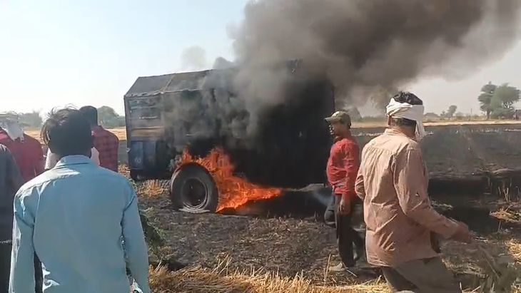 The straw machine caught fire in the stubble, the trolley burnt | नरवाई ...