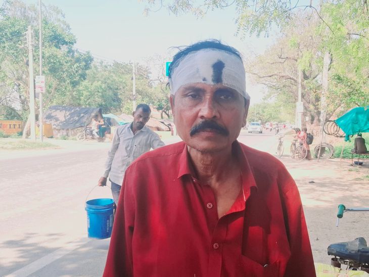 In Jasrana, the bullies stopped the man on the way and beat him up ...