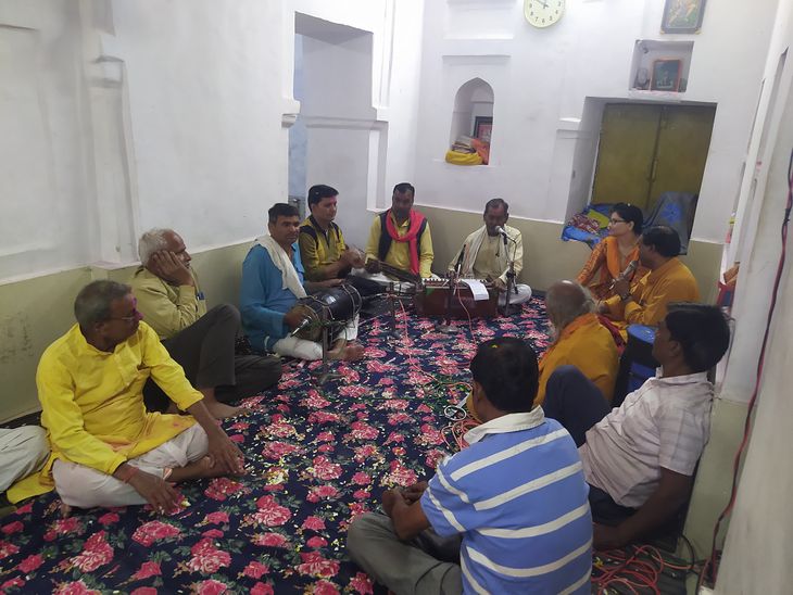 Holi Milan ceremony celebrated in Raghunath Ji temple | रघुनाथ जी मंदिर ...