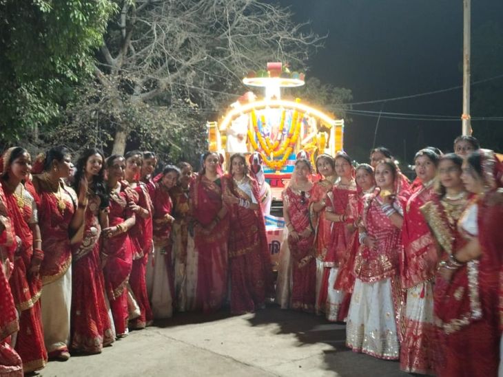 Gangaur's flower pati was taken out in Agar Malwa | आगर मालवा में गणगौर ...