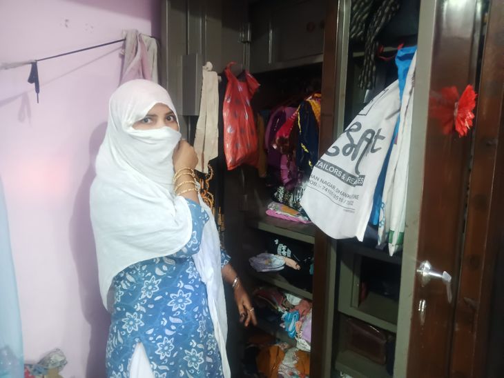 2.10 lakh and a gold chain stolen from a locked house | बंद घर से 2.10 लाख और सोने की चेन चोरी ...