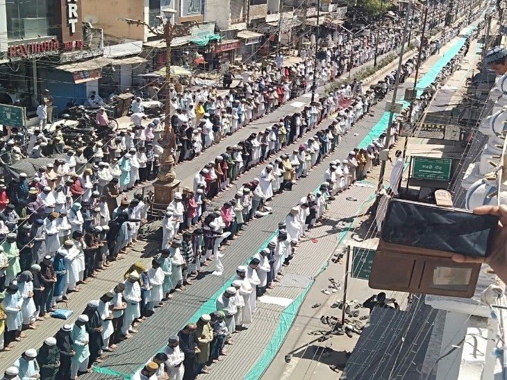 Thousands of Namazis gathered for Jummatul Vida Namaaz, one kilometer long queues were formed in ...