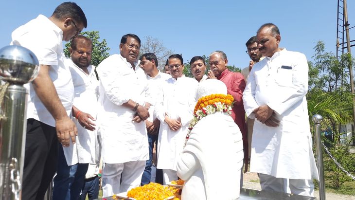 K. Raju paid tribute to Rajiv Gandhi by garlanding his statue