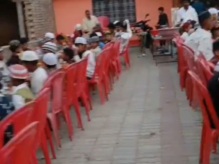 Roza Iftar in Pandare Village | पंडरे ग्राम में रोजा इफ्तार: प्रधान की ...