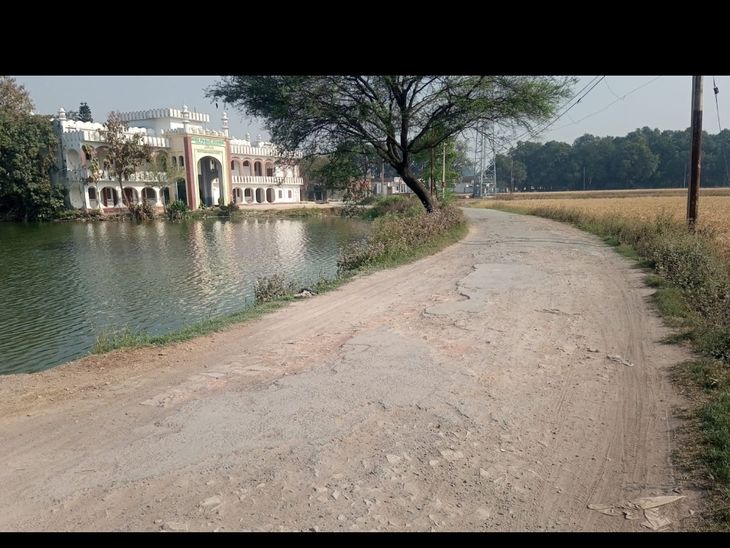 The dilapidated road became a problem in Hanswar