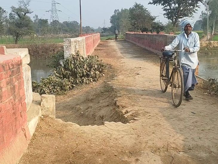 Broken road on Sharda canal bridge