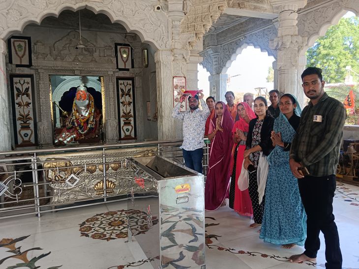 On Shani Amavasya, a special flag was hoisted at Rokadia Hanuman Temple ...