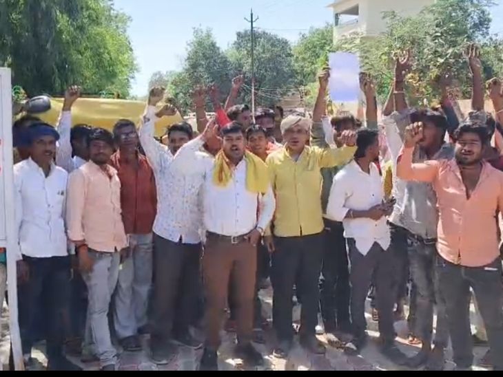 CNG tempo drivers demonstrated at the Collectorate | सोनभद्र में टेम्पो ...