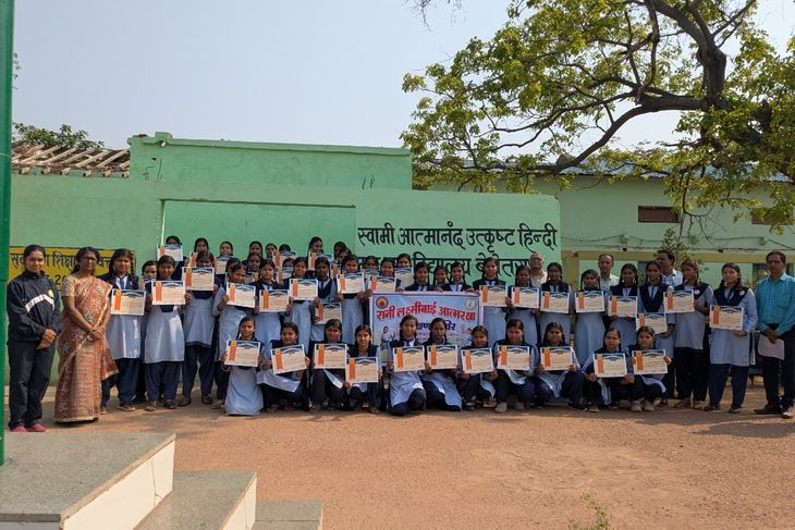 50 9th class girls took karate training for self-defense | आत्मरक्षा के ...