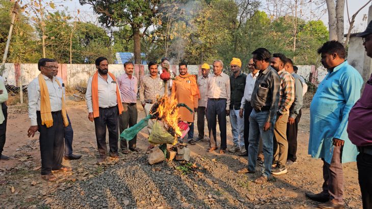 Sen Samaj took out a rally and burnt the effigy of the statue thief ...