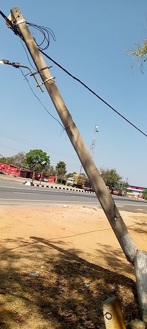 A broken pole is inviting an accident