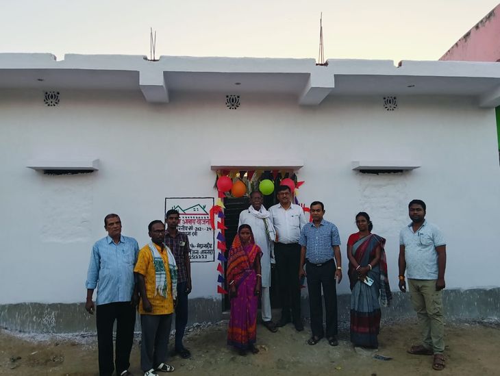 10 beneficiaries of Abua Housing Scheme got new houses | अबुआ आवास ...