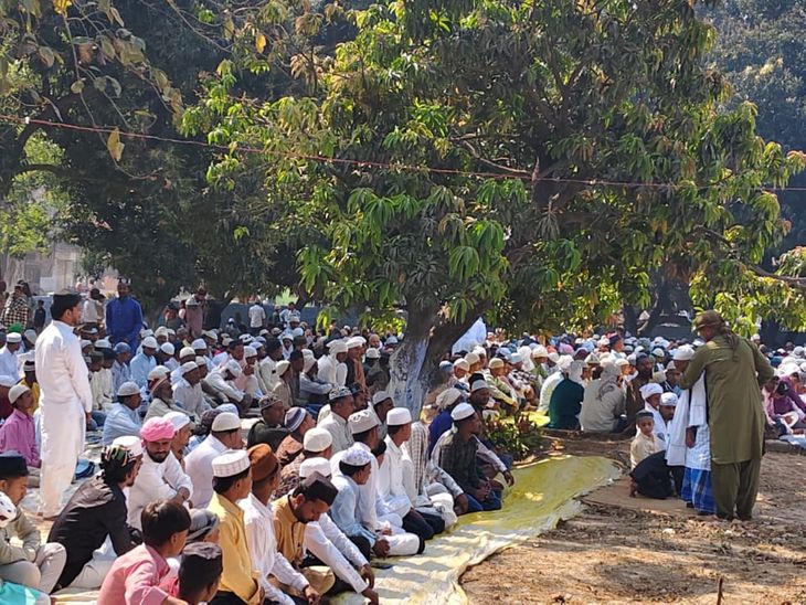 Hundreds of people celebrated Eid at Babaganj Idgah