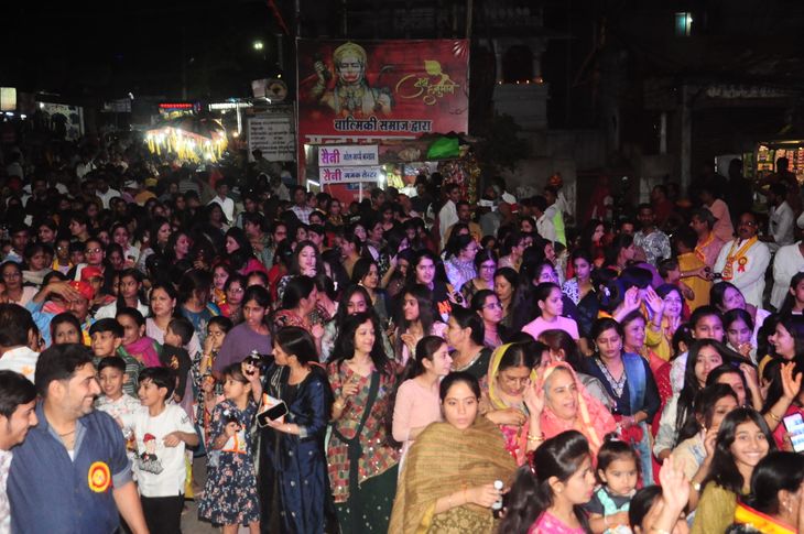 In the procession, people chanted slogans in praise of Lord Jhulelalji