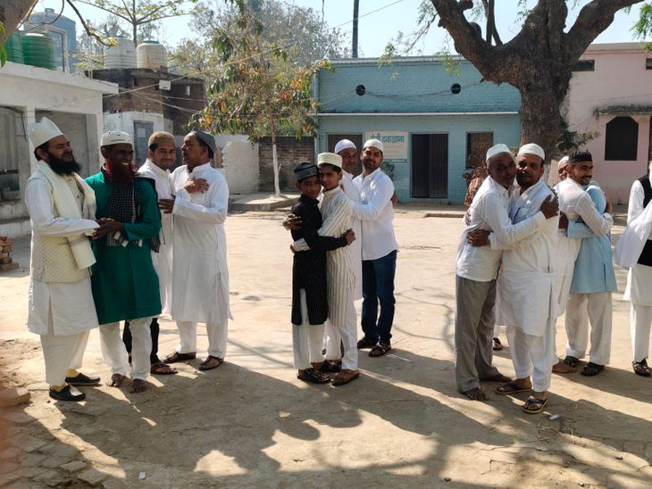Eid prayers were offered in Nanpara village | नानपारा देहाती में अदा की ...