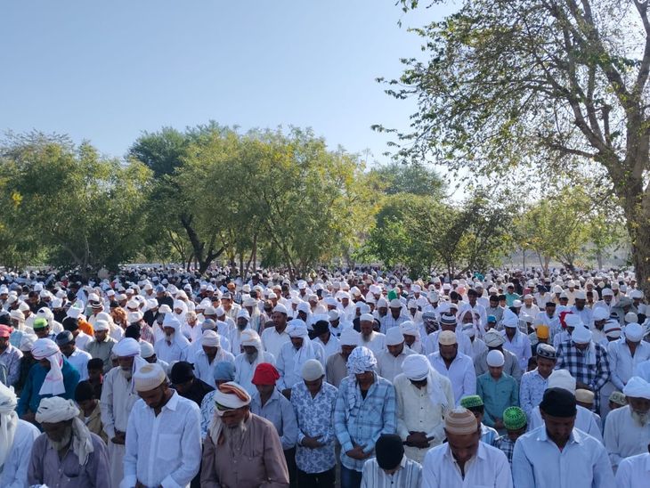 An example of brotherhood was seen during Eid prayers | ईद की नमाज के ...