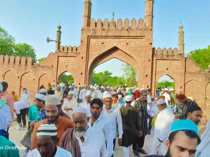 Crowd gathered in Jalesar on Eid-ul-Fitr | ईद-उल-फितर पर जलेसर में ...