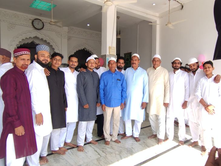 Crowds gathered in mosques on Eid-ul-Fitr in Tamkuhi Raj
