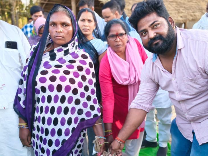 Block pramukh's help to Charda fire victims | चरदा आग पीड़ितों को ब्लॉक ...