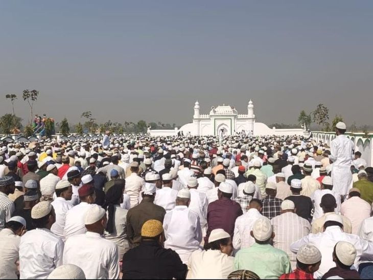 Namaz was offered peacefully in Nighasan | निघासन में शांतिपूर्ण ढंग से ...