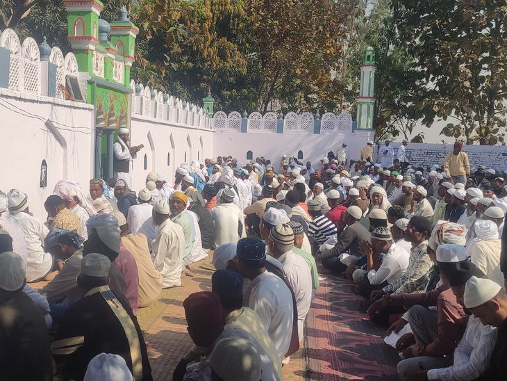 Crowd gathered at Rupaidiha Idgah on Eid-ul-Fitr | रूपईडीहा ईदगाह में ...