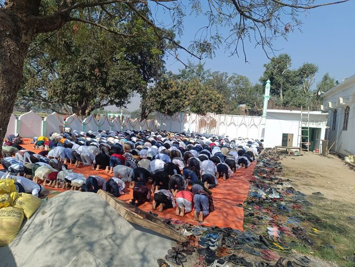 Crowd gathered at Chandapur's Idgah | चंदापुर के ईदगाह में लगी भीड़ ...