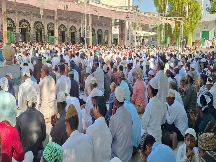 On the occasion of Eid, a huge crowd gathered to offer namaz at Idgah ...