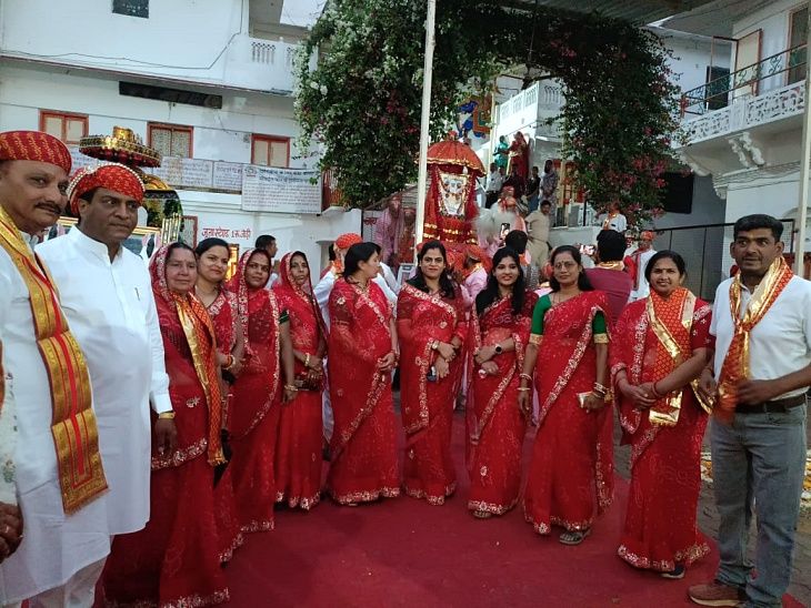 Chundari Gangaur procession started from Dwarkadhish temple ...