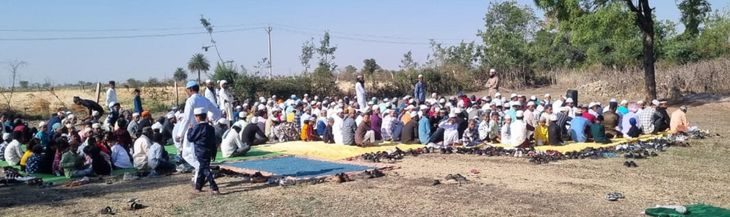 Namaz was offered at Idgah at 8 am in the morning | सुबह आठ बजे ईदगाह ...