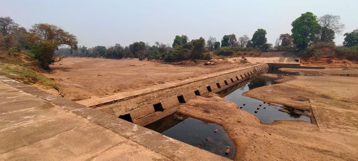 Water flowing from Kothari river anicut, farmers are worried