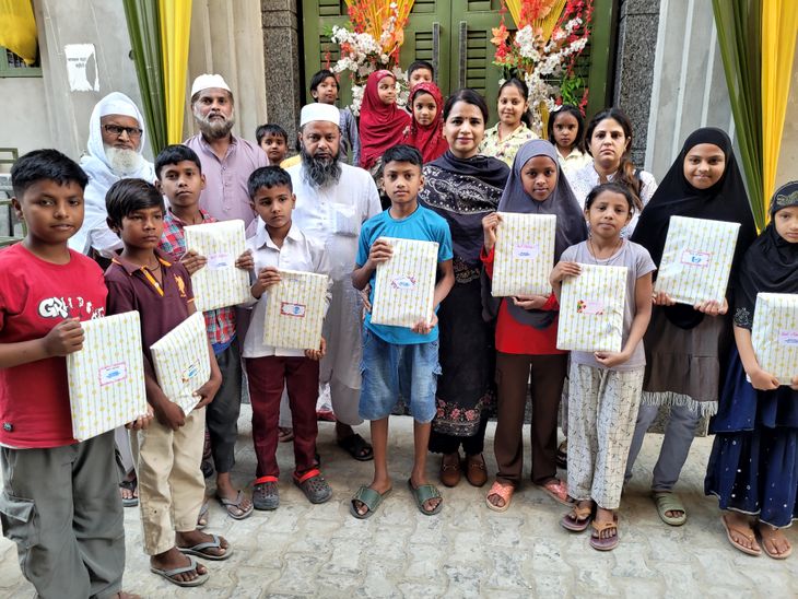 NGO gives books to madrasa students | एनजीओ ने मदरसा छात्रों को ...