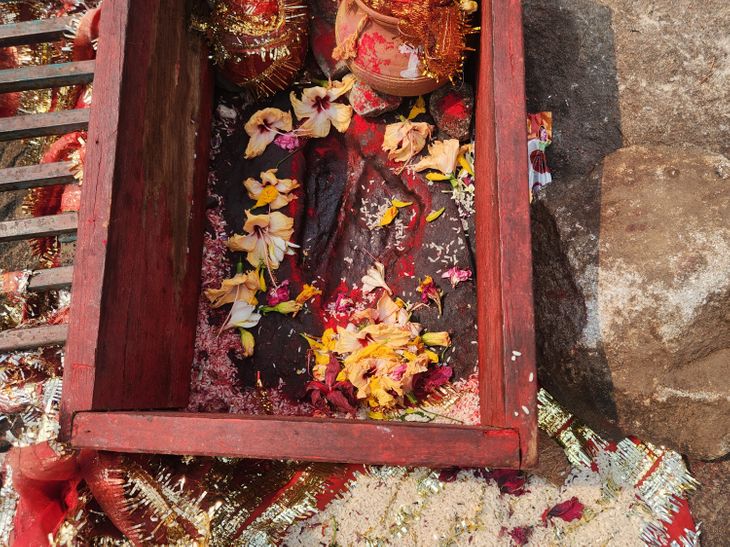 Maa Danteshwari is situated on the Dongar hill of Kondagaon