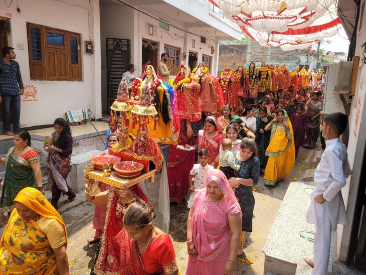 After visiting and worshipping Gangaur Mata, the devotees took the idol ...