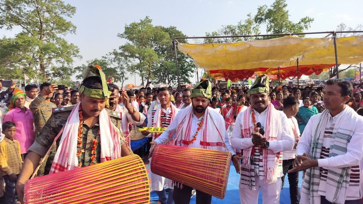 The Pahanas worshipped the Sakhua tree by showering water | पाहनों ने ...