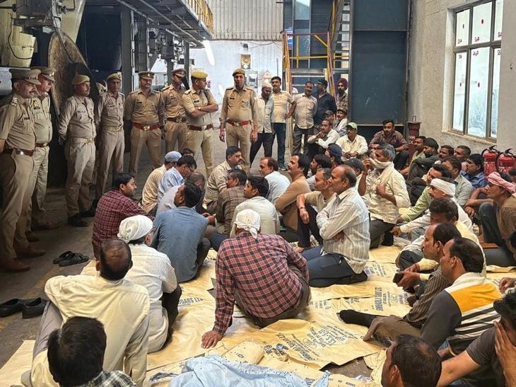 Sugar mill workers protest for salary