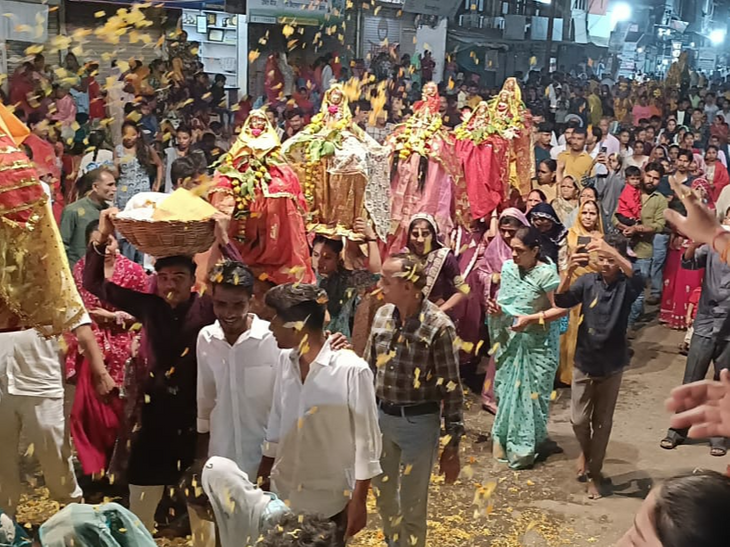 Women of Yadav community celebrated Gangaur festival in Barwani | गणगौर ...